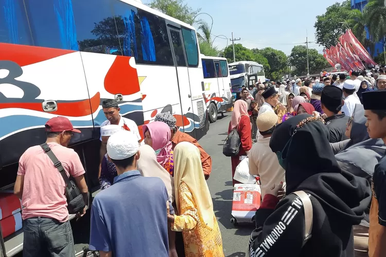 Bupati Situbondo Sambut Jamaah Haji di Rest Area - Jatimpedia Bupati Situbondo Sambut Jamaah Haji di Rest Area - Jatimpedia
